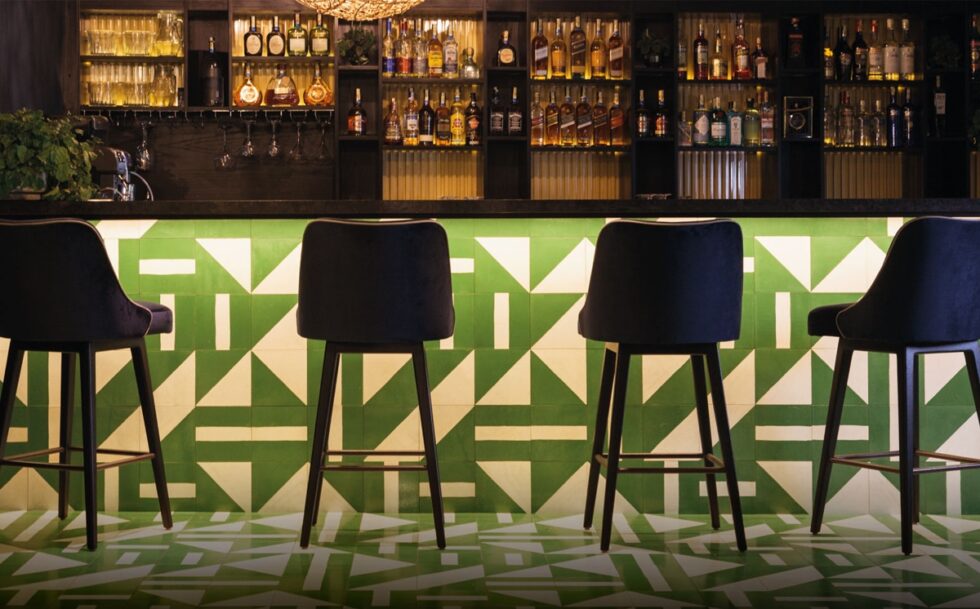 TEN COUNTER STOOL 200 (SWIVEL) | Adriana Hoyos | Worldwide